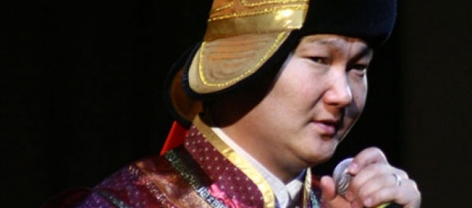 С.Жавхлан өмсдөггүй Европ хувцаснуудаа бусдад бэлэглэжээ